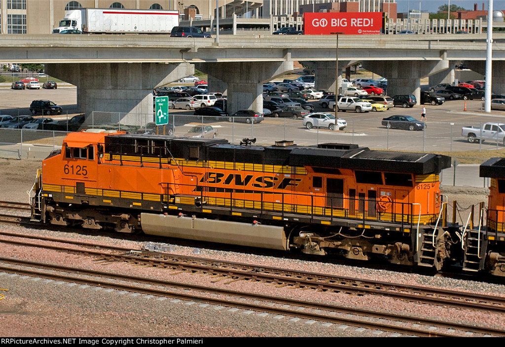 BNSF 6125 Leads C-NAMCGK0-11
